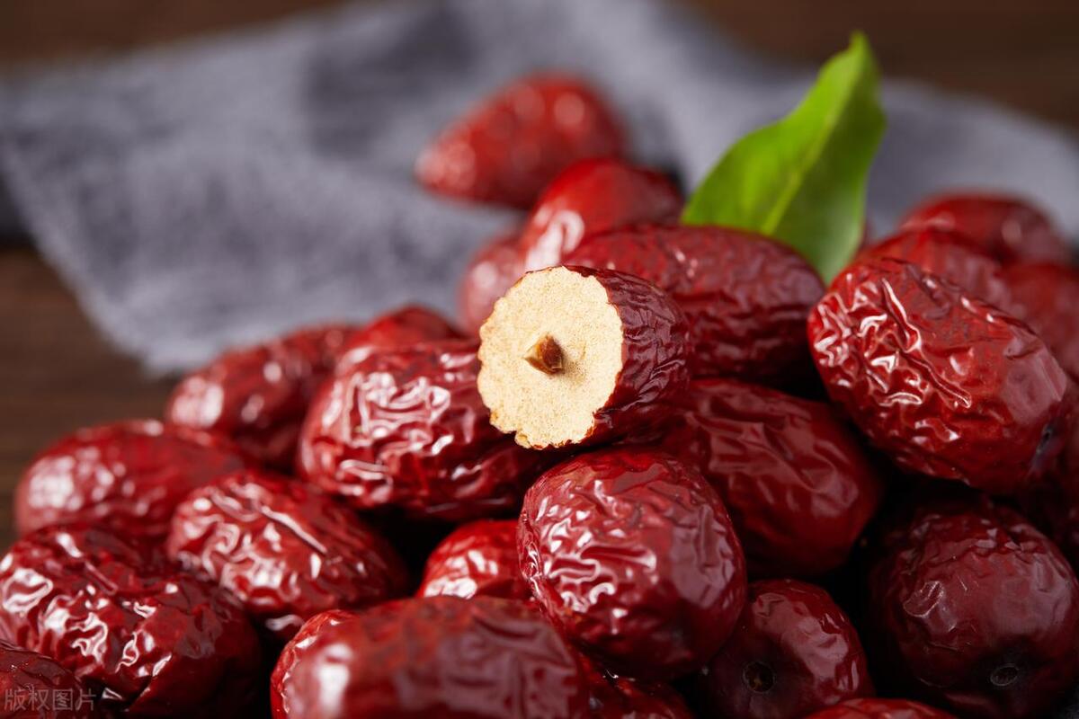 There are tricks in picking dried red dates. I will teach you a few ...