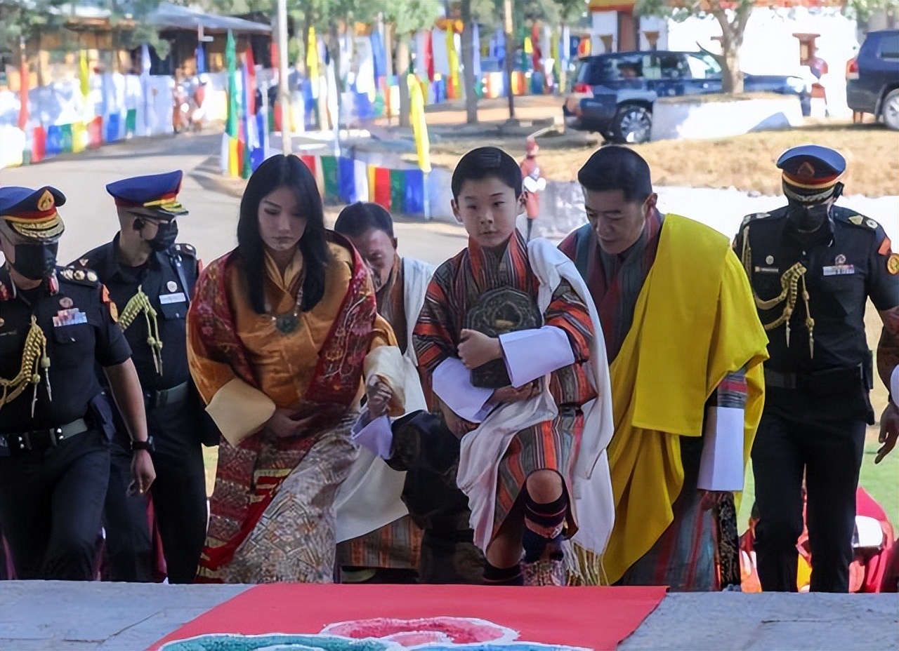 Queen Pema prefers the youngest son, holding the second prince in her ...