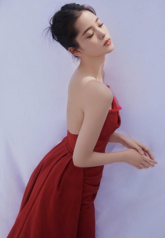 It's the red carpet again! Yang Zifeng is messy, Yin Tao's breasts are ...