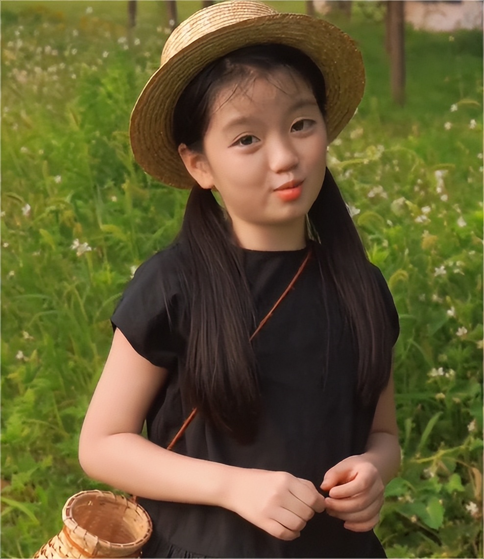 Arale has no disability, her eyes are big like a lark, and she can ...