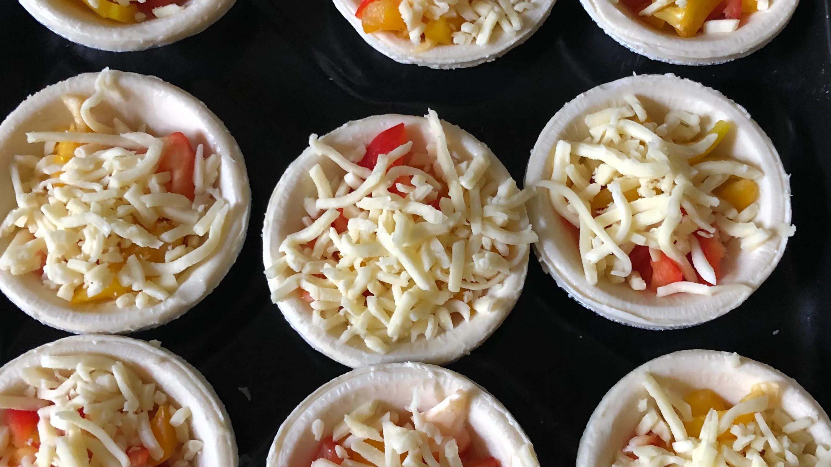 New way to eat egg tart crust - iNEWS