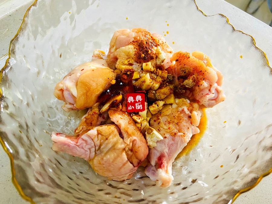 Simply burn a plate of chicken legs, you can coax children to eat ...