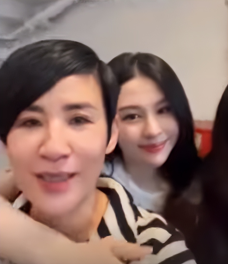 Wu Junrusha took a group photo with Qiu Shuzhen's third daughter, the ...