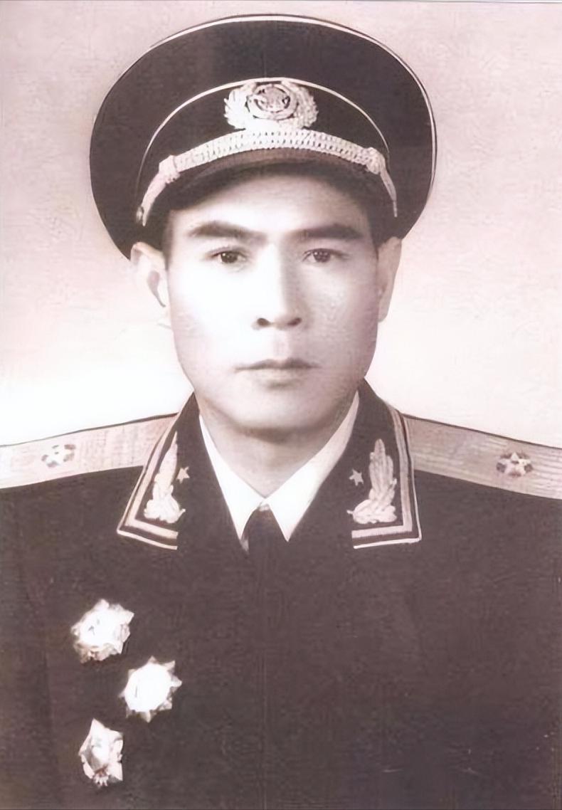 Chen Zhengxiang's column has two brigades, the brigade commanders are ...