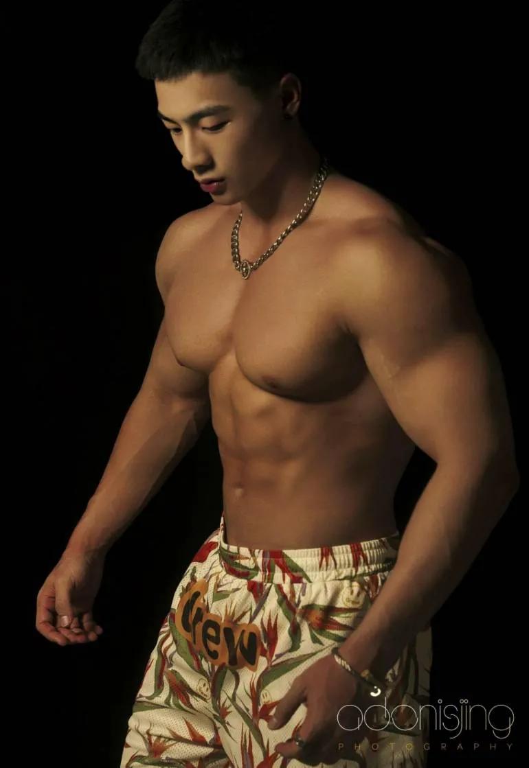 Personal photo of famous Asian male model Peng Guo - iNEWS