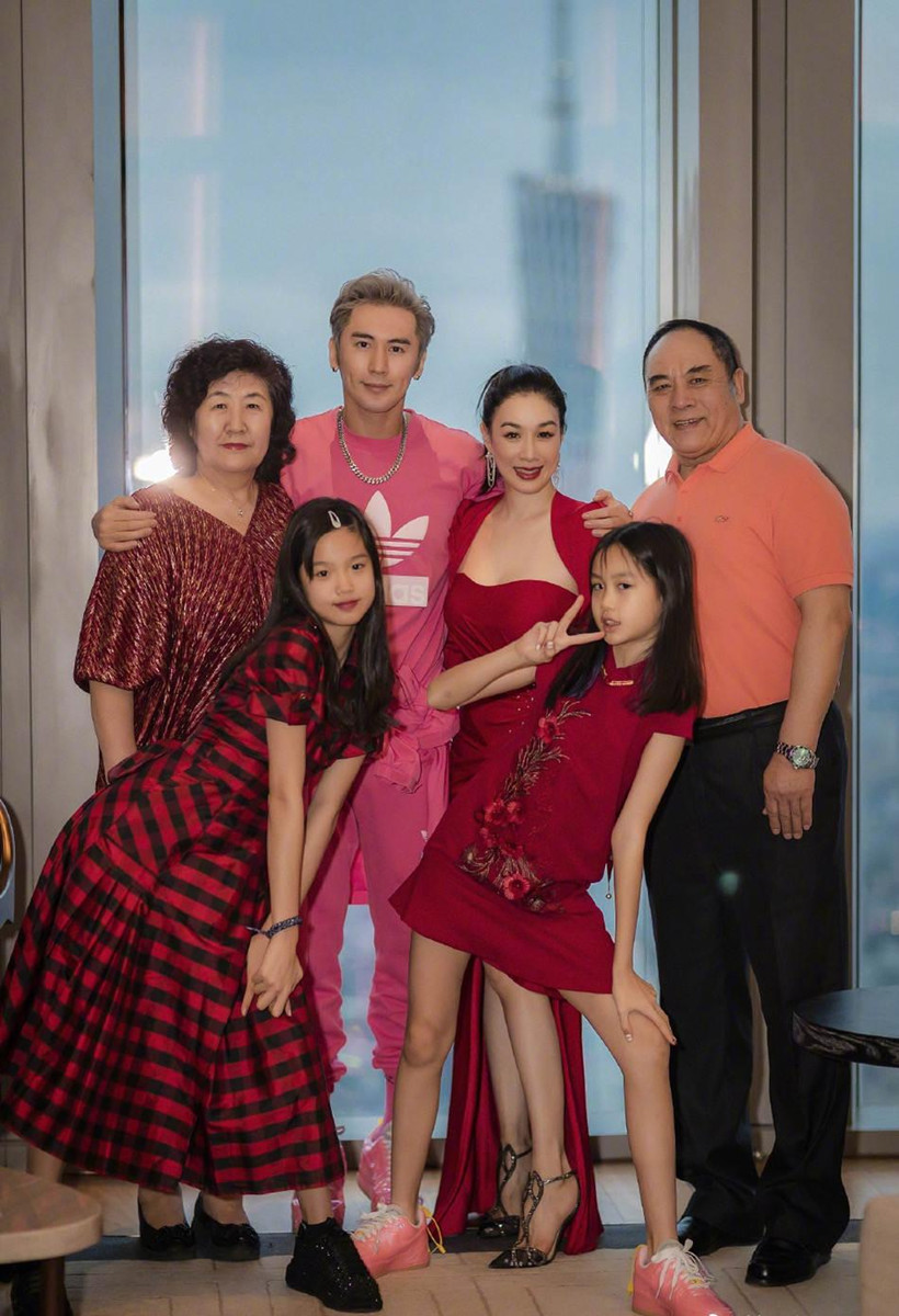 Zhong Liti and her in-laws are in the same frame! Zhang Lunshuo stands ...