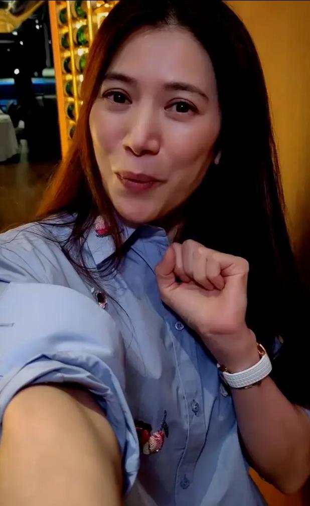 On Chow Yun-fat's 68th birthday, Anita Yuen showed up without makeup ...