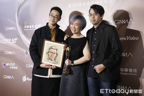 Golden Melody Award/The widow accepts the award with a portrait of Lin ...