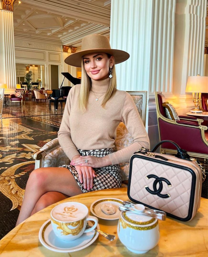 This is the most "extraordinary" woman I have ever seen. She is elegant ...