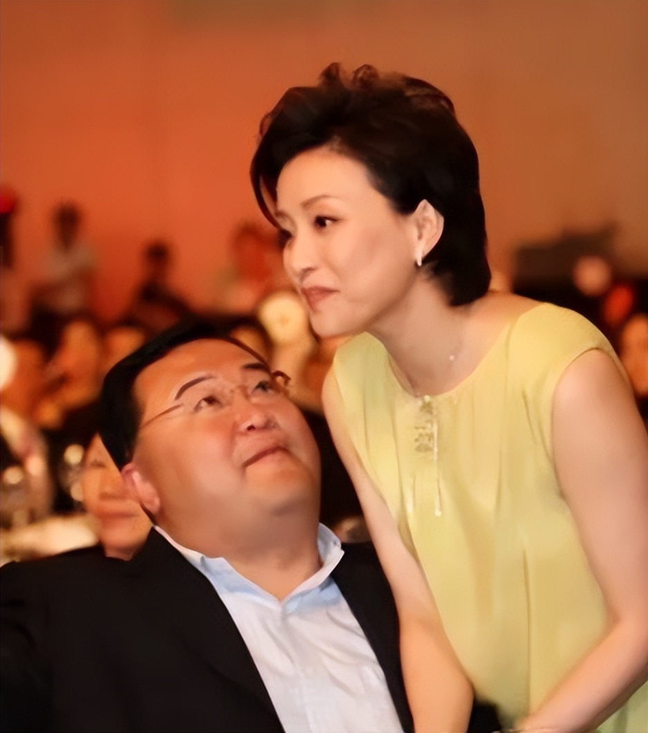 Yang Lan's rich husband makes a rare appearance, with obvious fat belly ...