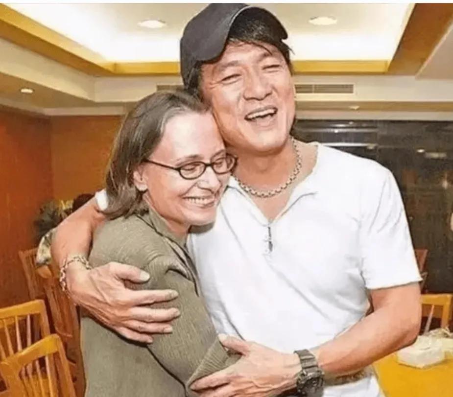After 36 years of marriage, Zhou Huajian and his white wife were ridiculed as "mother and son ...