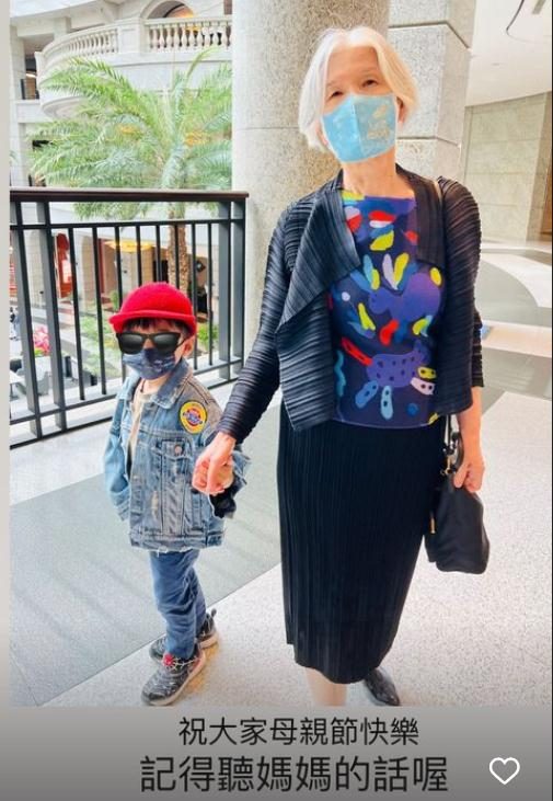 Jay Chou's mother Ye Huimei appeared, holding her pet dog and smiling ...
