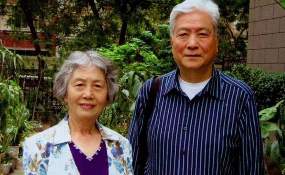 Zhang Yufeng's husband is a tall and handsome official to the director. Her two daughters have ...