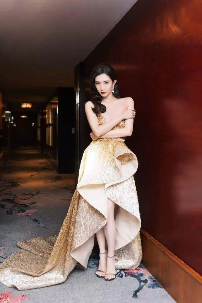 Jiang Shuying wears a golden dress, which can't cover her career line ...