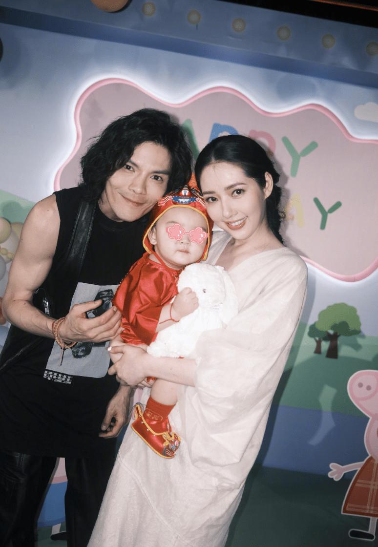Xiang Zuo posted a family photo to celebrate the birthday of his 1-year ...