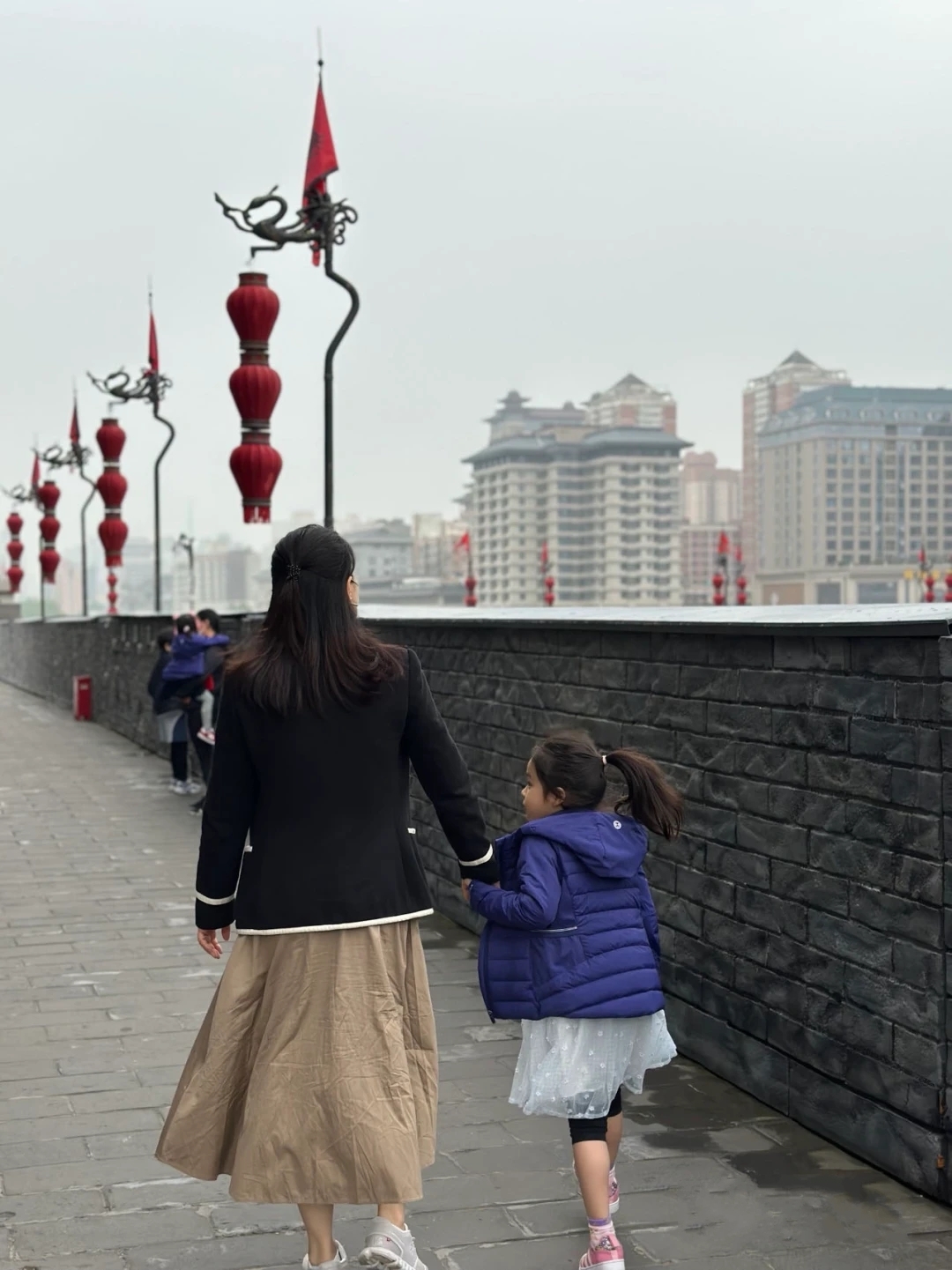 Huo Zhongxi's family visited the Ming city wall, Guo Jingjing took the ...