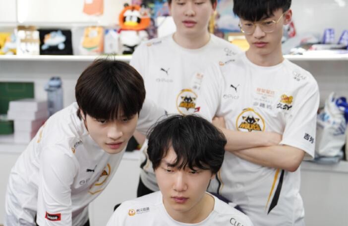 The Wolves were forced to vomit under pressure, and put a photo to ...