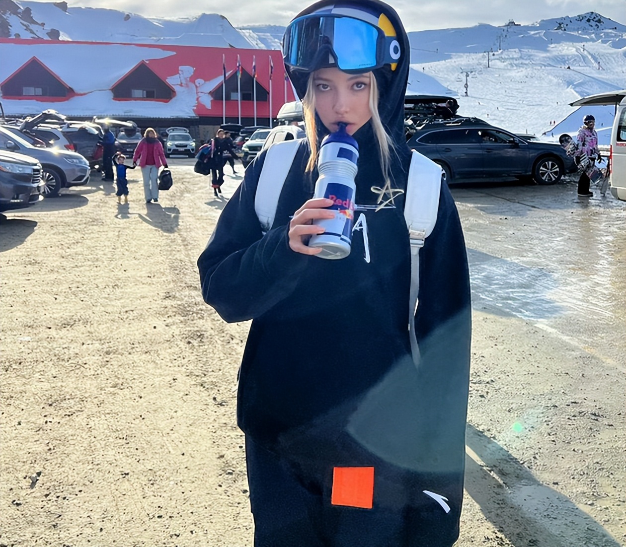 Gu Ailing boarded the ski resort!Clothes "signs" are very eye-catching ...