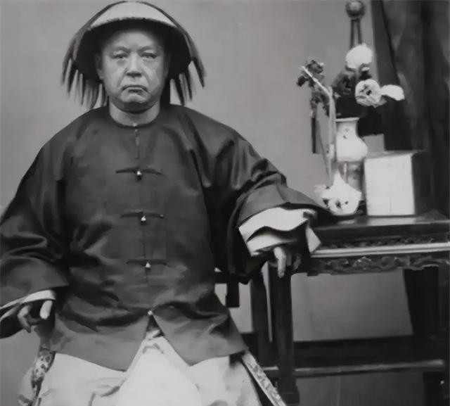 The real image of the imperial guards in the late Qing Dynasty: holding ...