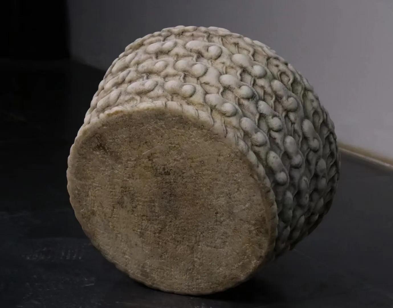 The auspicious cloud stone basin is full, round and full of high-relief ...