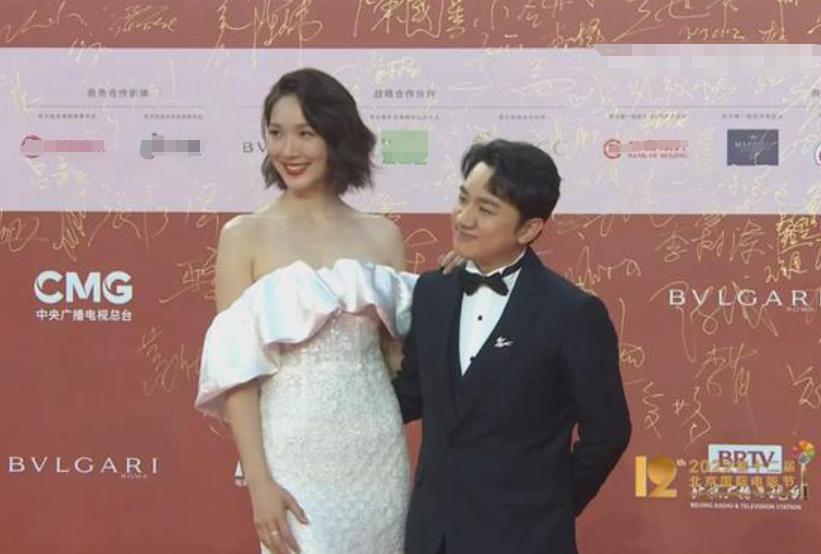 Li Yanan took photos of the red carpet of the Beijing Film Festival ...