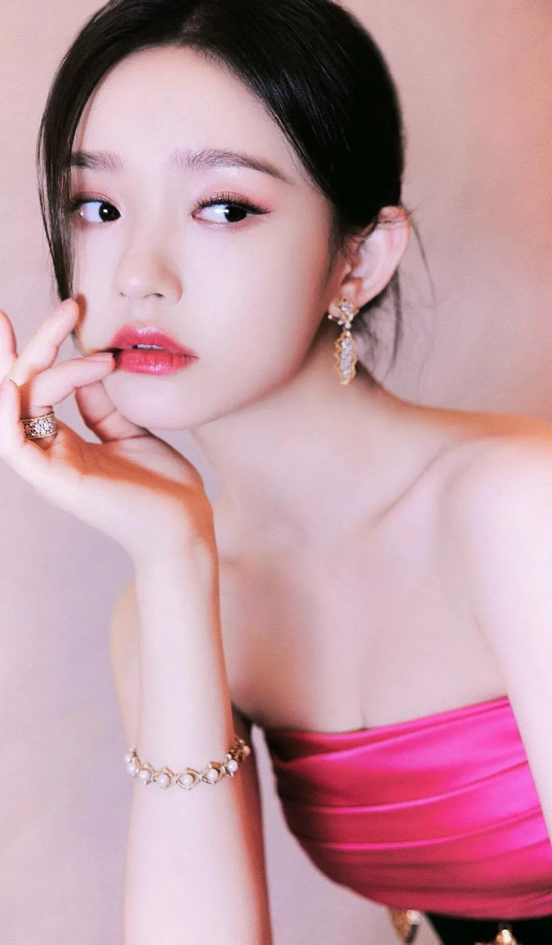 Star girl Lin Yun, her looks can be sweet or salty, she has a lovely body and a good temperament ...