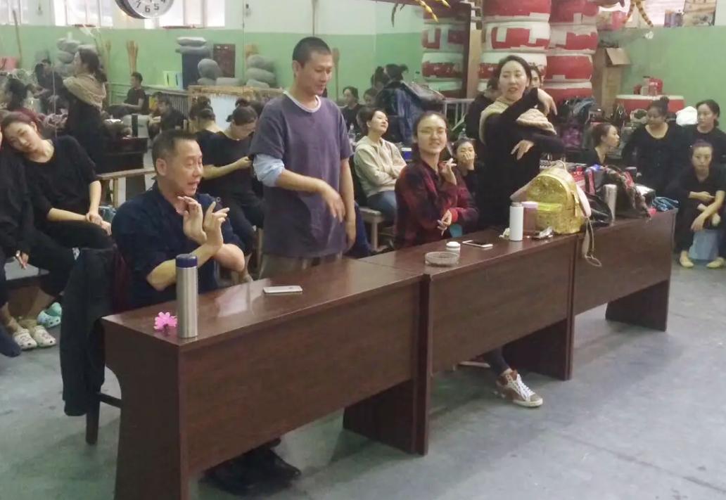 Yang Liping sent a video to mourn Wang Di, dressed in black with a sad ...