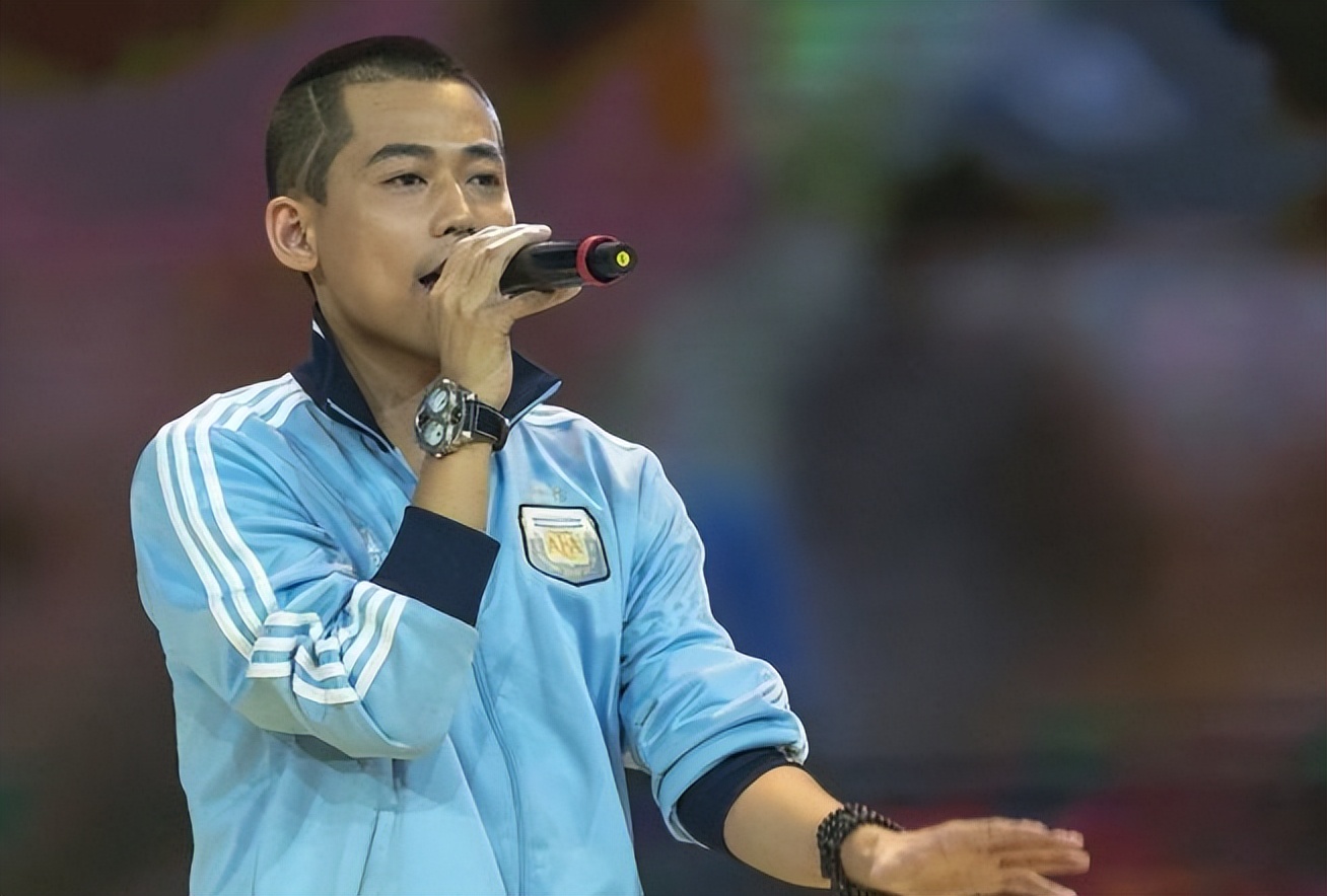 When Su Xing took out the money in the variety show, he staged a ...