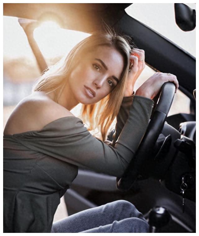 Julia Rmmelt a beautiful lady with a super nice smile - iMedia