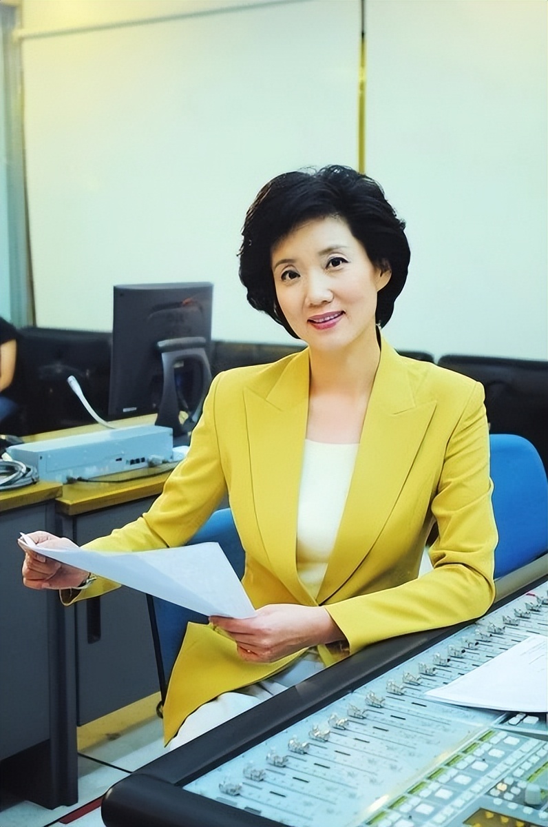 The retired hostess of CCTV has long hair, Li Xiuping is elegant and ...