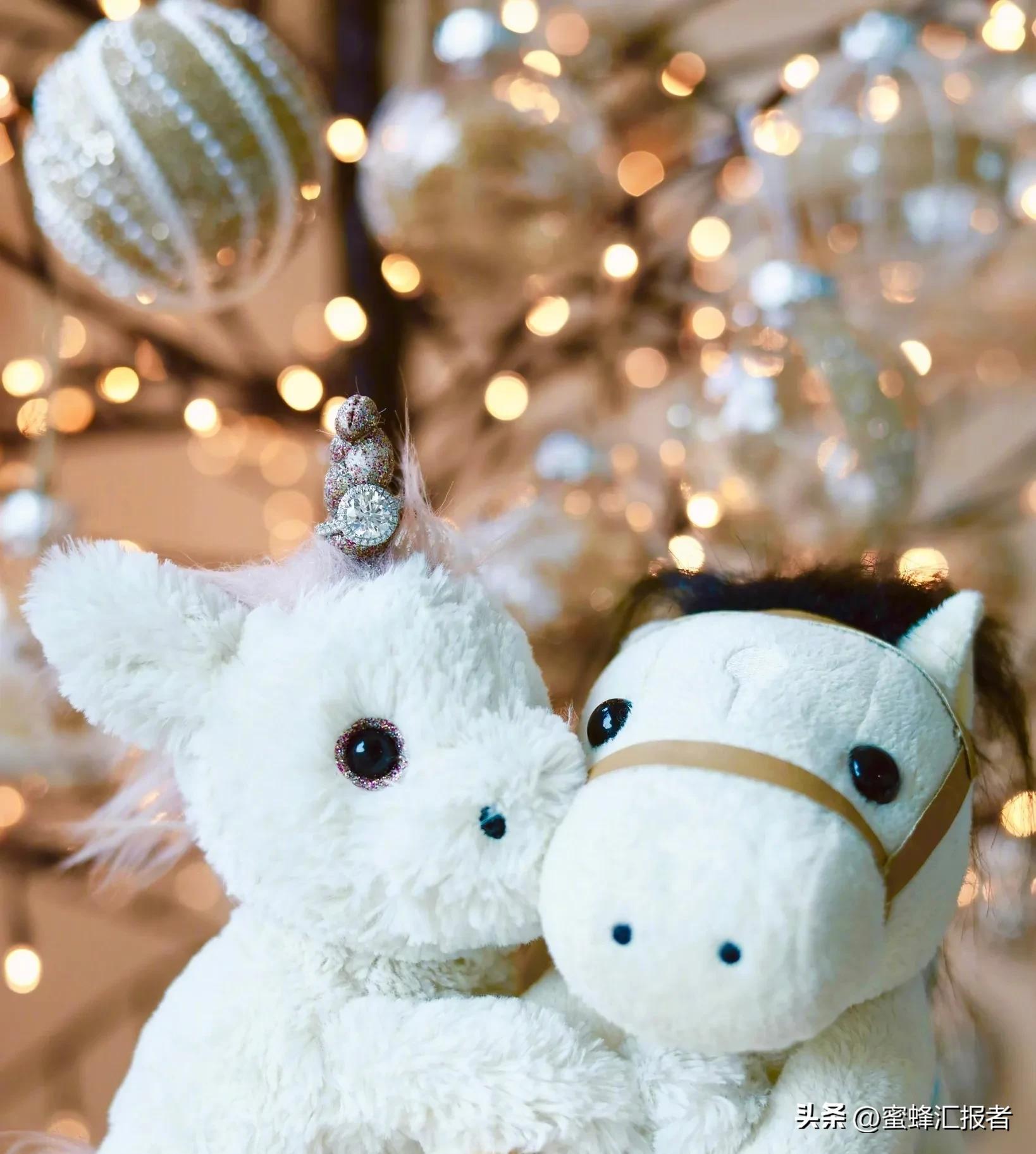 Tang Xiaotian hugs the red-haired girl, Ma Guoming and Tang Luowen are ...