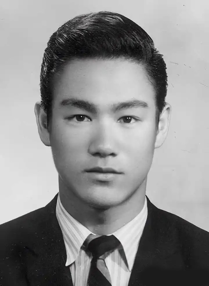 After Bruce Lee was buried, unknown liquid flowed out of the coffin ...