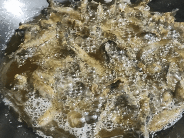 The delicacy on the table of Putian people, crispy fried jumping fish ...