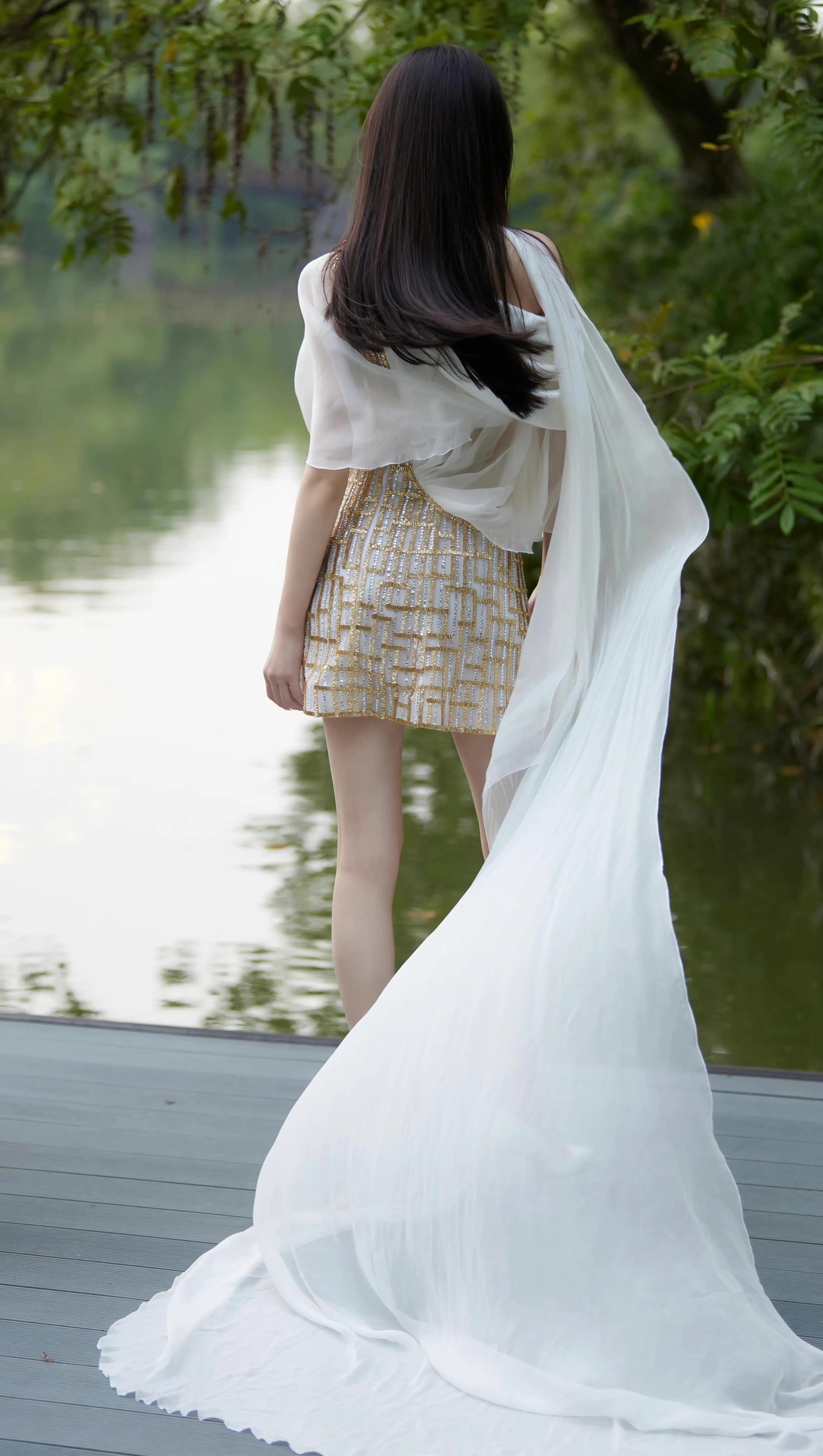 Tang Yan's long legs are so beautiful in a wrap skirt and high heels ...