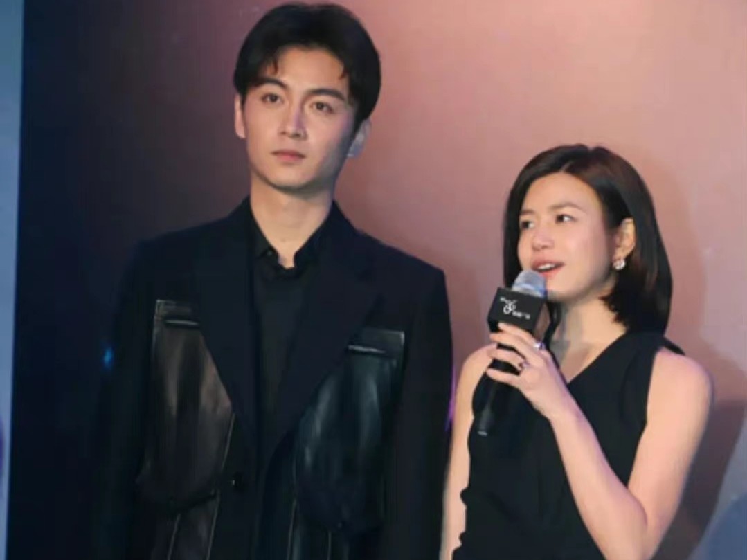 Chen Yanxi's group photo is firmly in the C position, and her son's frontal photo is exposed ...