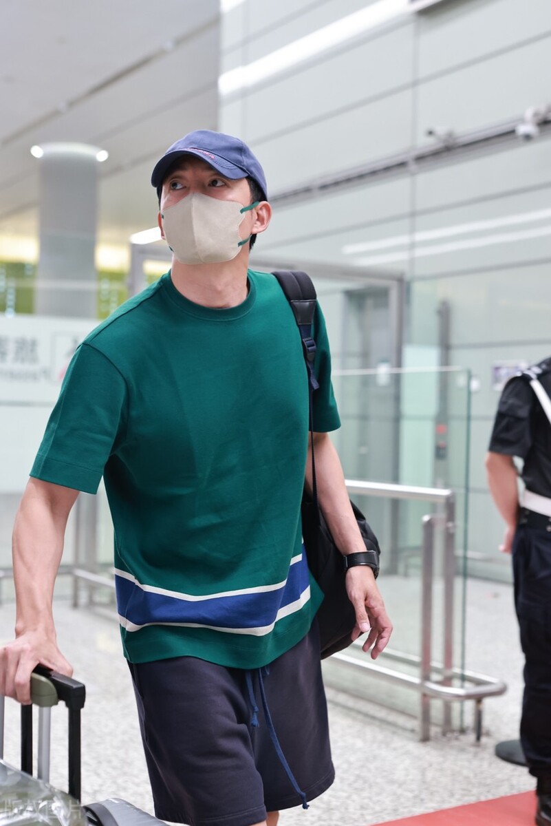 Wang Yang's family of three showed up at Shanghai Airport. Both the ...