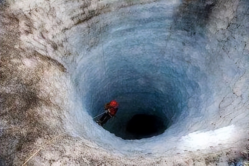 Is there really a bottomless pit on earth? American man claims to have ...
