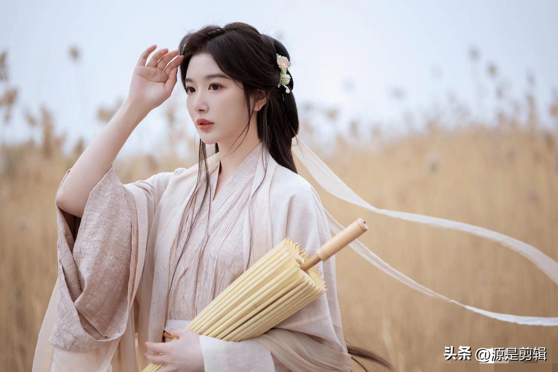 Appreciation of Kong Xueer's lovely temperament in an ancient costume ...