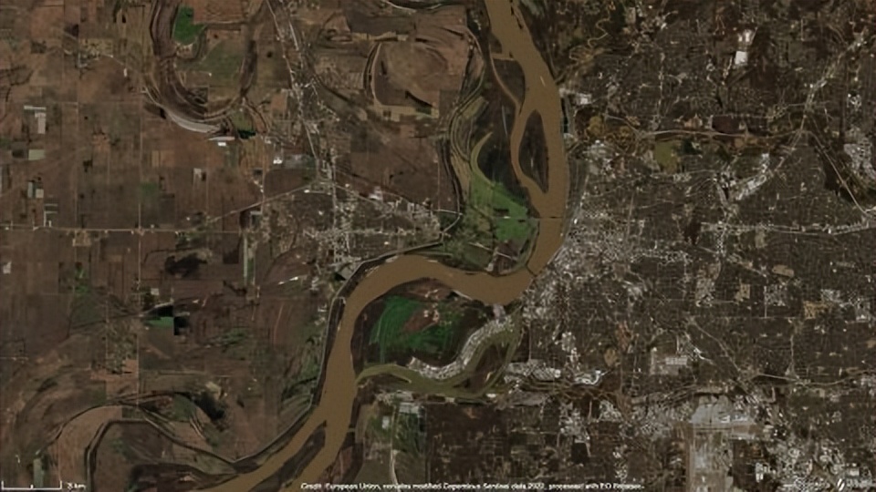Mississippi barge traffic disrupted by lowest water levels in a decade ...