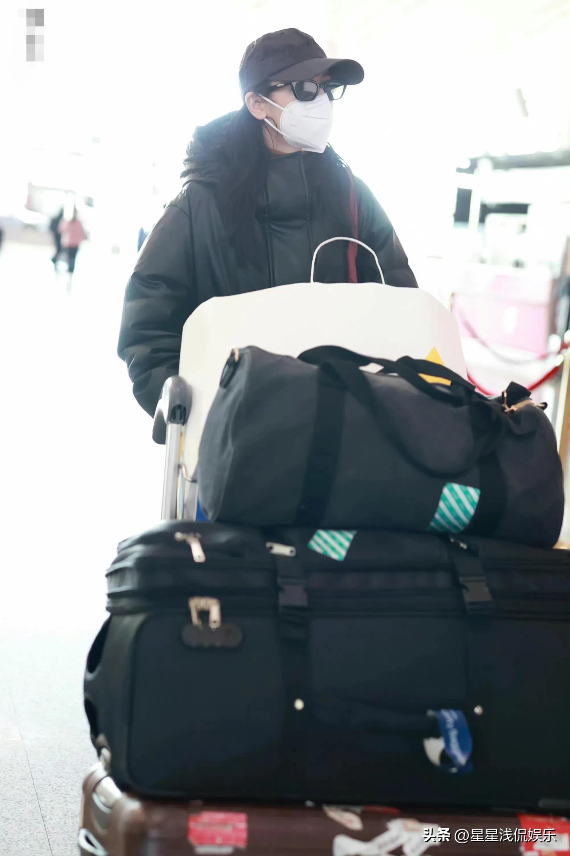 Di Lieba's latest shoot for Reuters, wearing a hot girl outfit with a ...