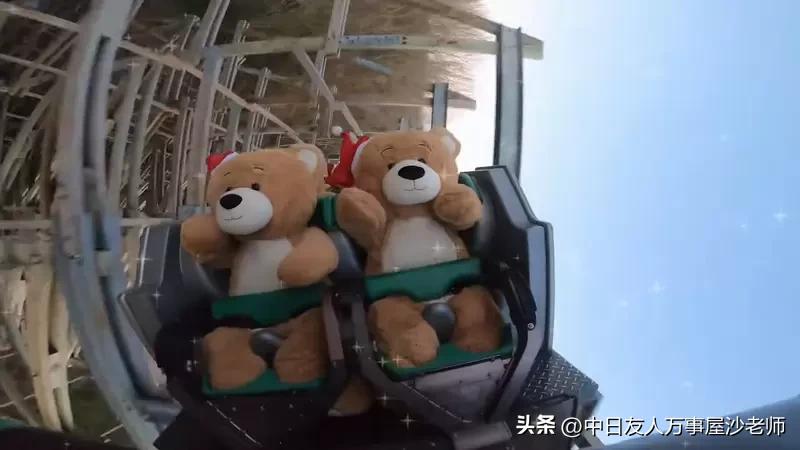 The roller coaster where all the passengers are teddy bears is so cute ...