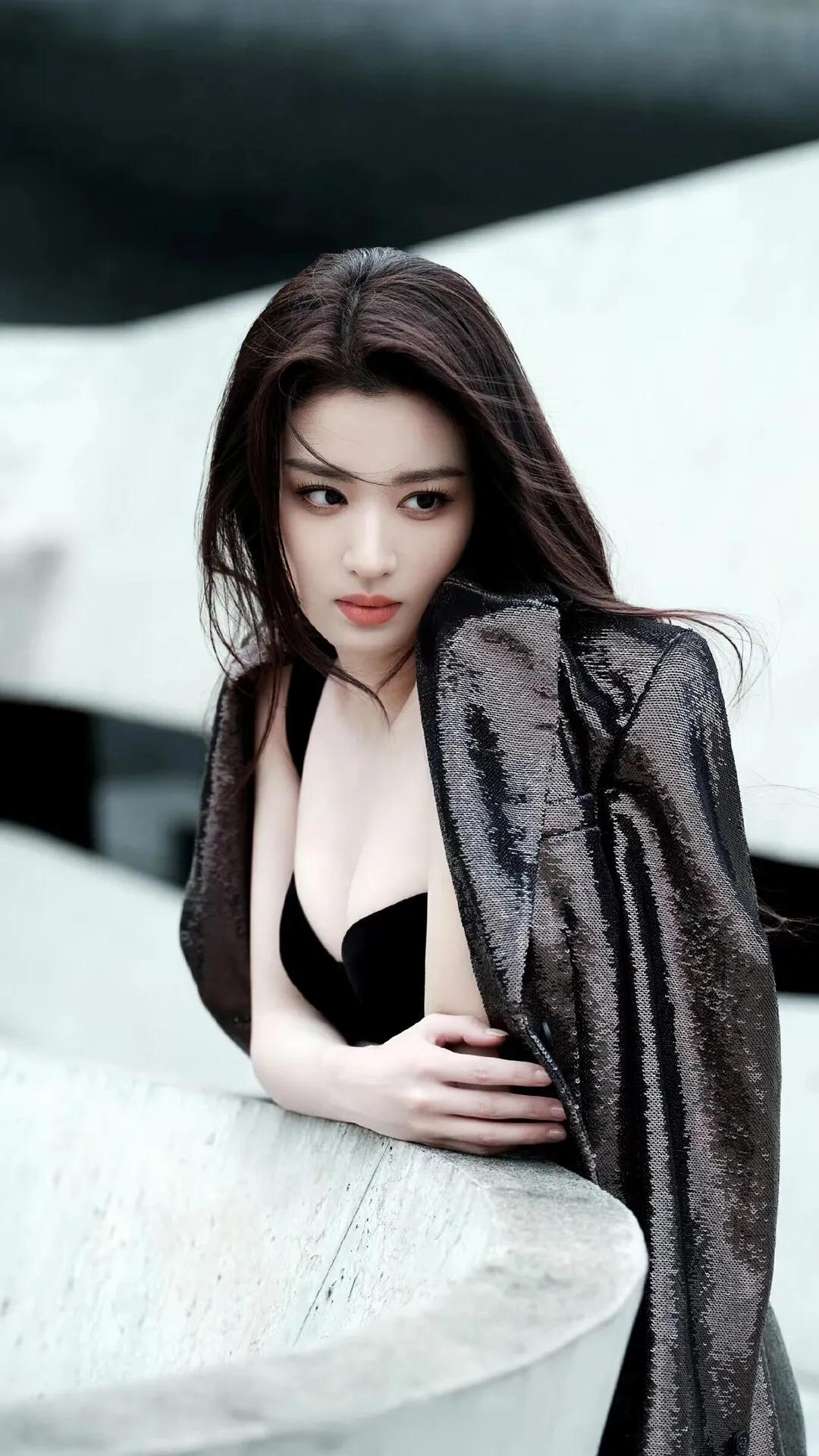 Wang Churan: Show off her graceful figure, sexy and seductive - iMedia