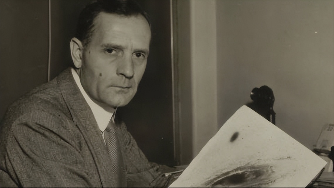 The largest known galaxy, IC 1101, is 900 times larger than the Milky ...