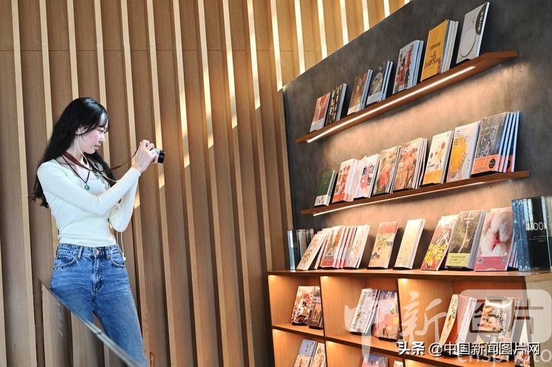 Chengdu: "Underwater" bookstore attracts people to check in - iNEWS