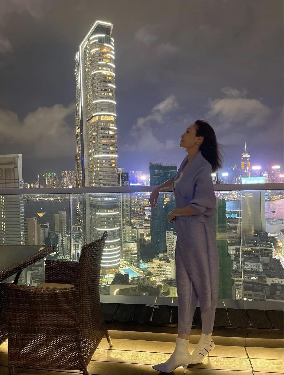 Guo Keying celebrated her birthday on the balcony, taking a family ...