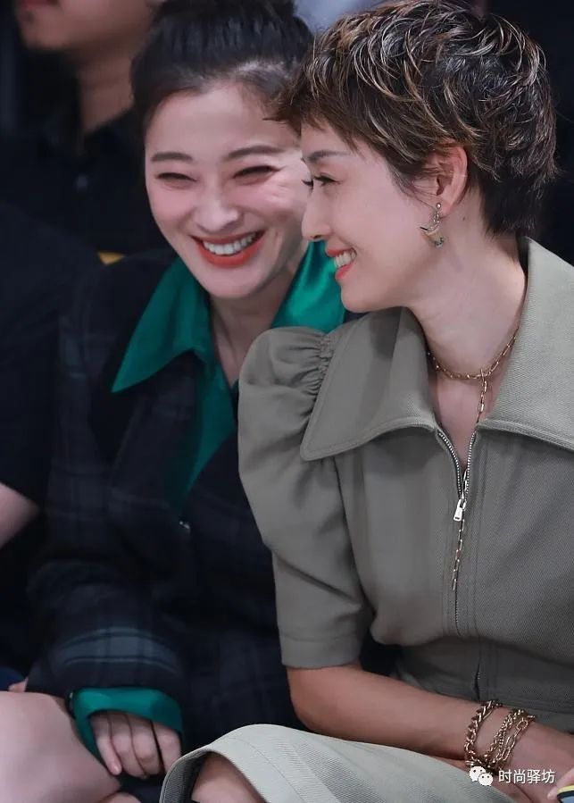 46-year-old Ma Yili and 47-year-old Mei Ting are in the same frame, one ...