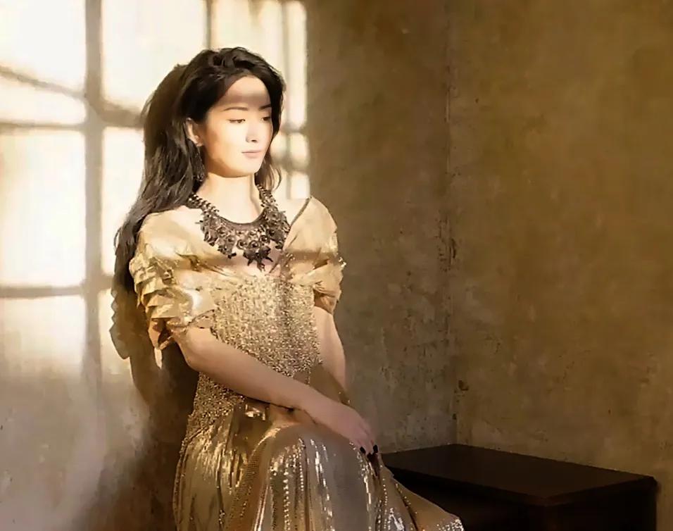 Zhao Liying, Figaro, Languang Huaying Fashion Blockbuster: Sexy and ...