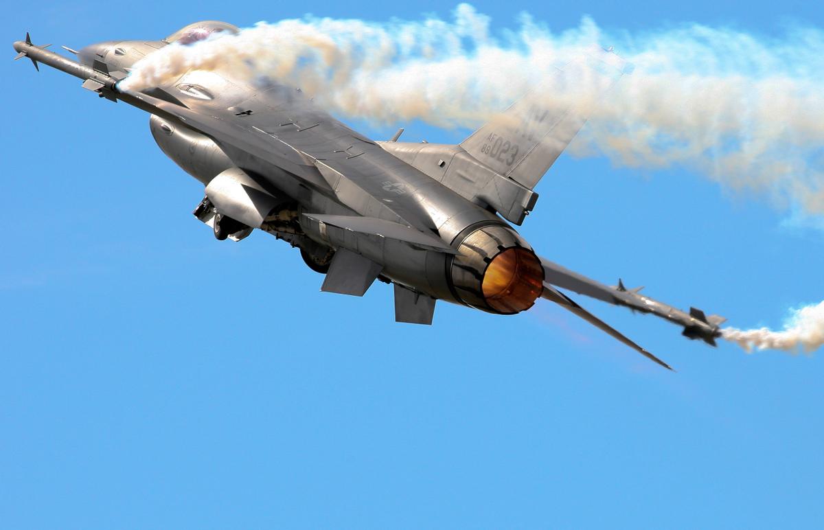 Is the J-20 dangerous? Taiwan Army: Our F16V is equipped with an infrared tracking system, which ...