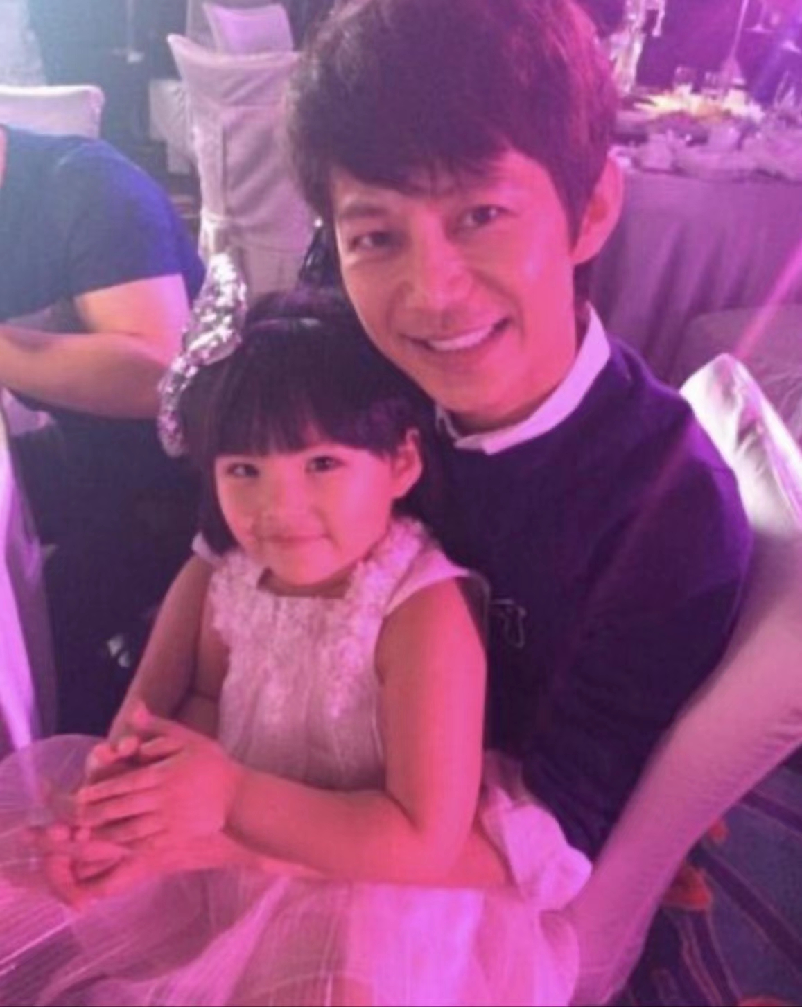 Wang Shiling took a group photo with his father He Jiong, and Li Xiang ...