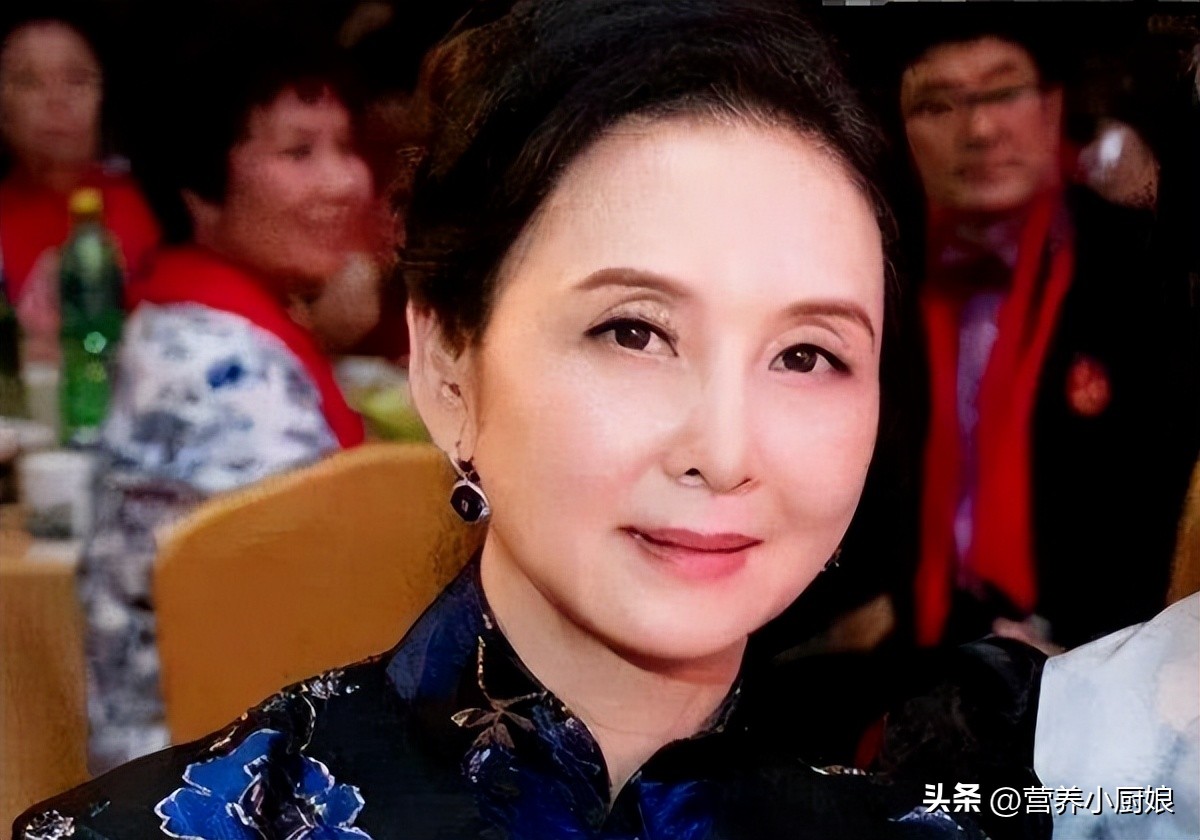 She only made one movie in her life. Feng Xiaogang liked it for ten years, but now she is 65 ...